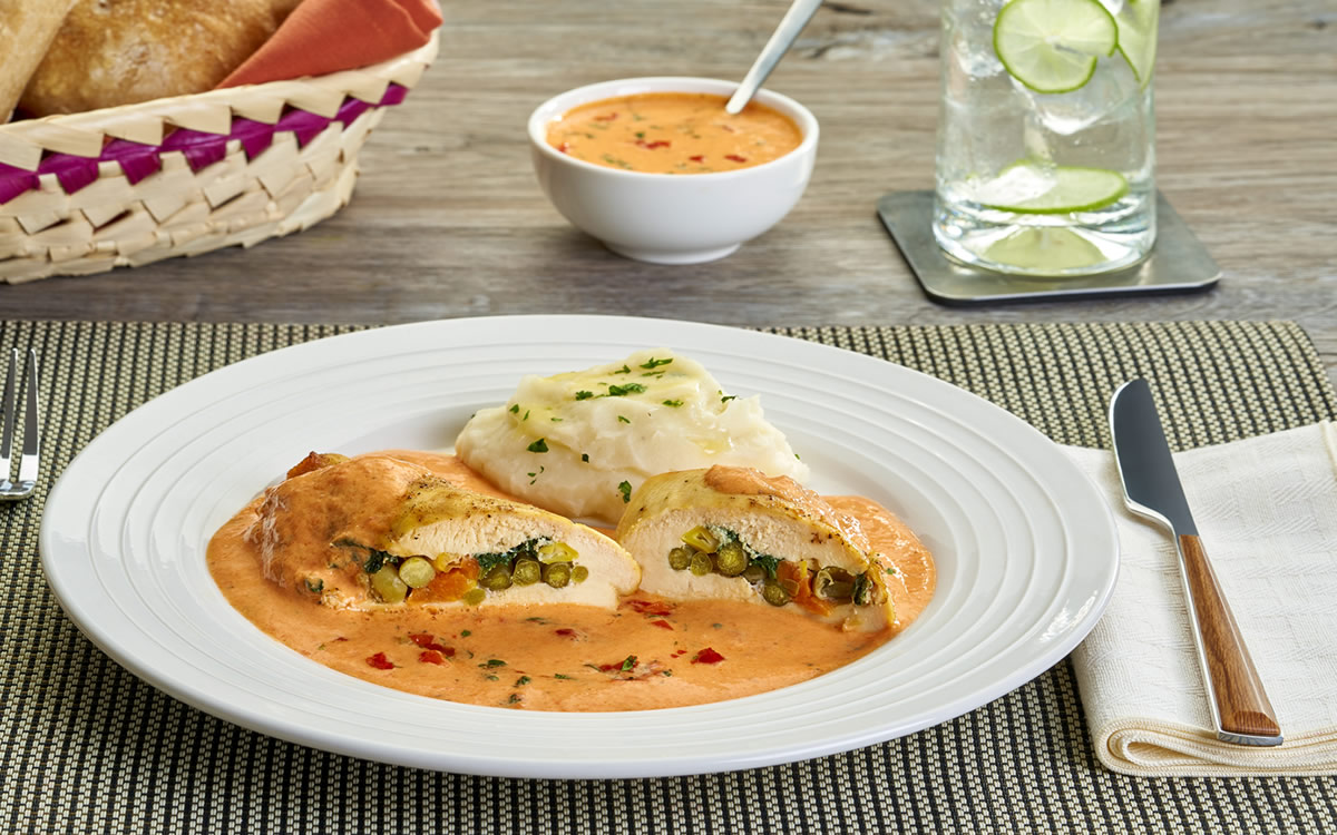 Pechuga rellena de vegetales con salsa de pimientos - Recetas | La Costeña®