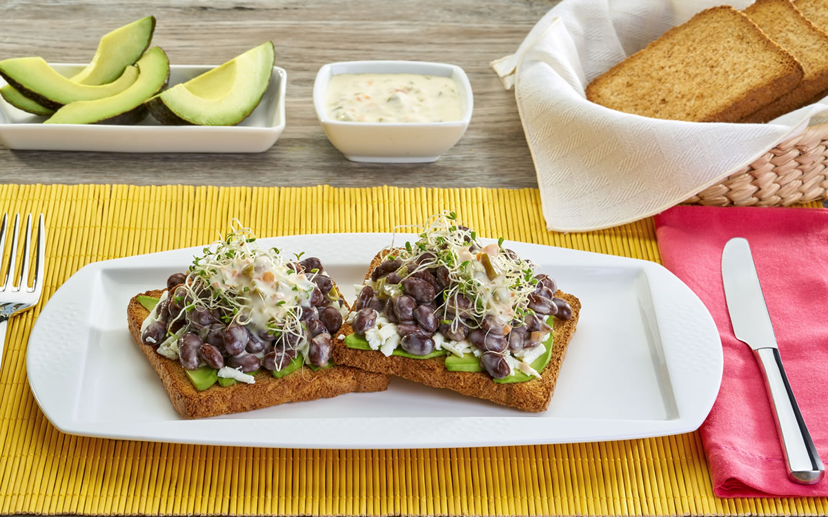 Pan tostado con aguacate y aderezo de jalapeño - Recetas | La Costeña®